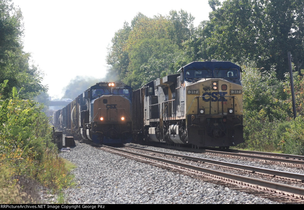 CSX 4811 scoops CSX 317